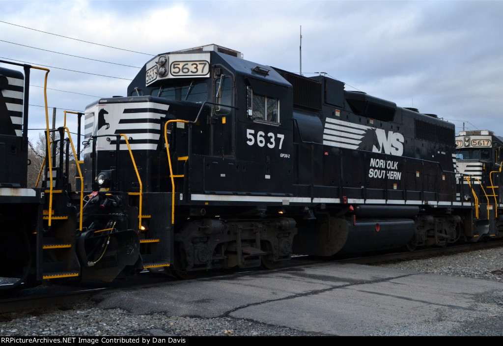 NS GP38-2 5637 on 32A